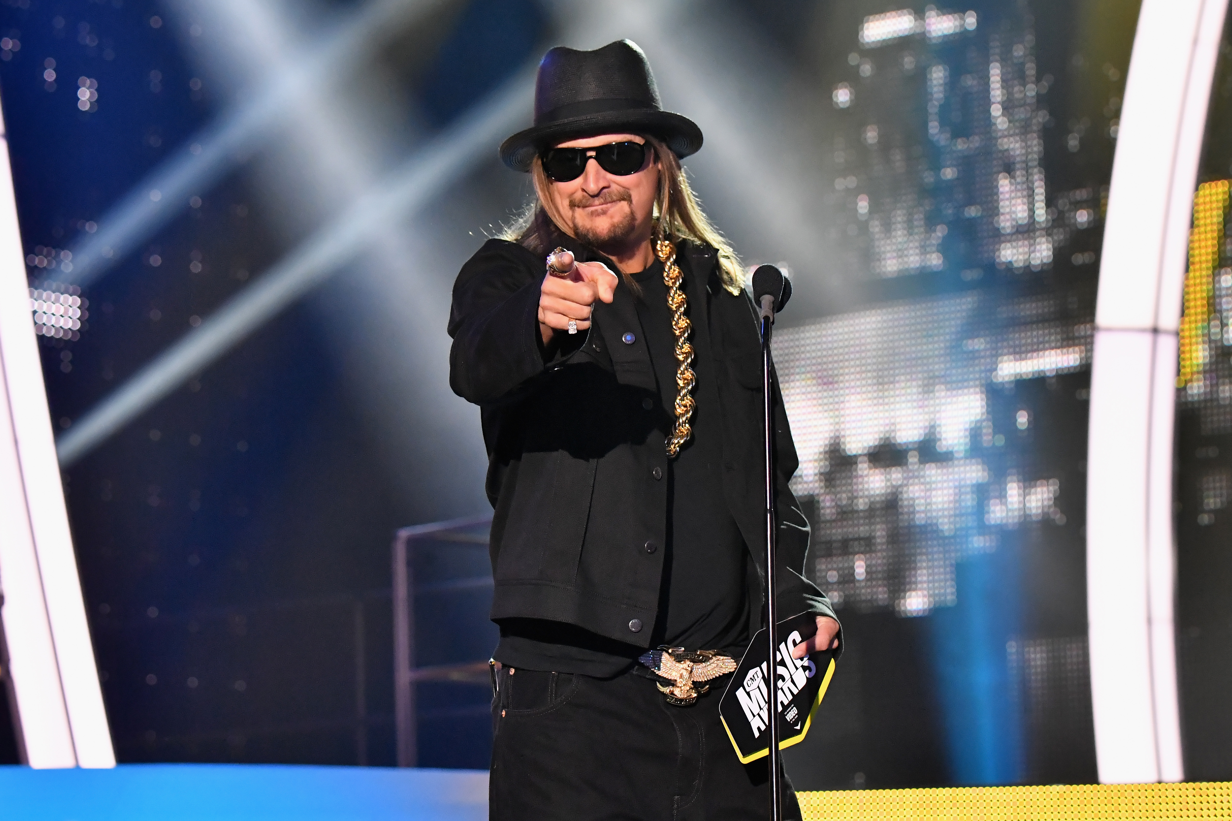 KID ROCK JOINS FOREIGNER ON STAGE IN DETROIT FOR 'HOT BLOODED' - Univision