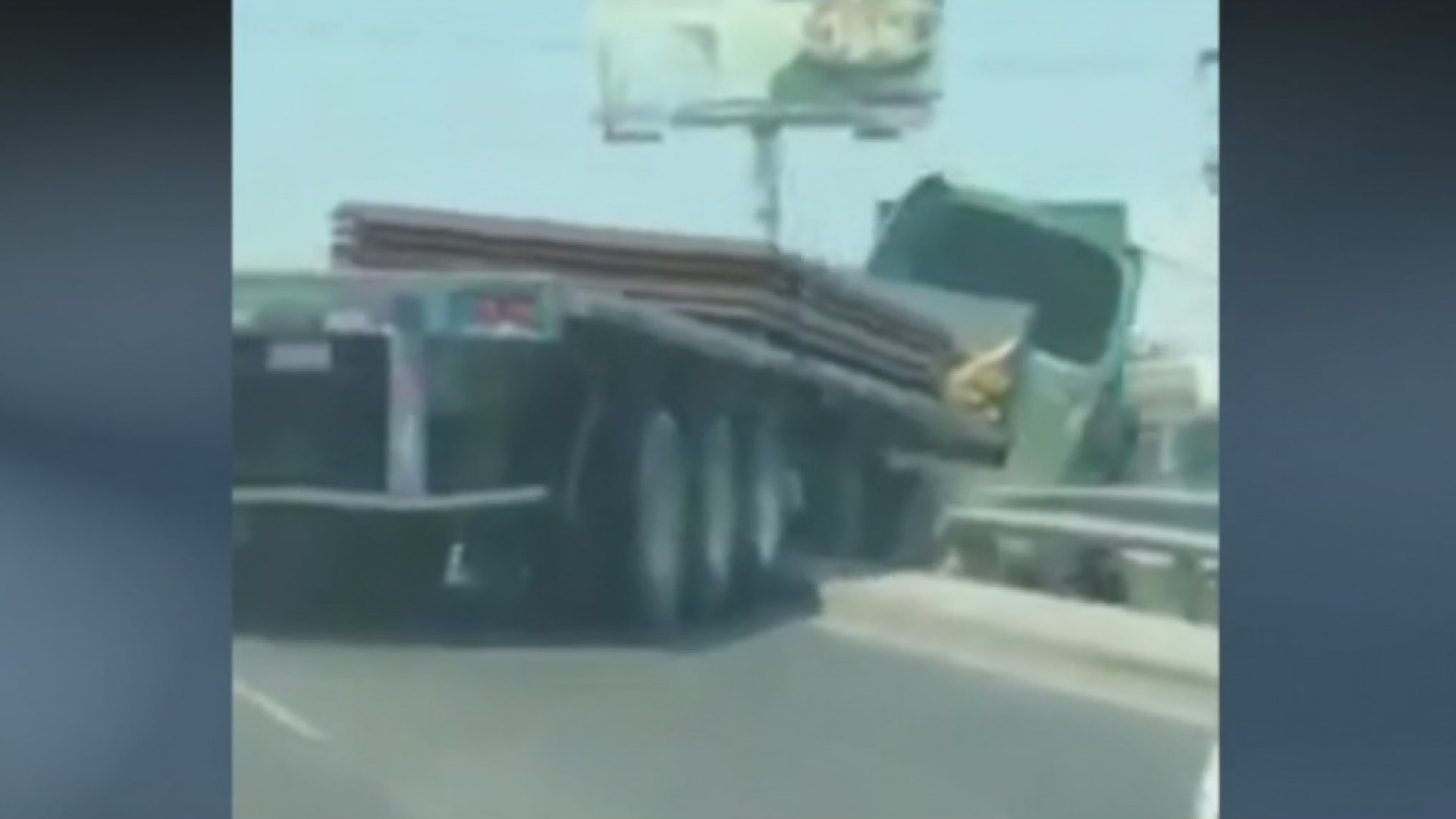 Camión cae desde un puente tras chocar contra otro vehículo en plena ... Camión cae desde un puente tras chocar contra otro vehículo en plena ...
