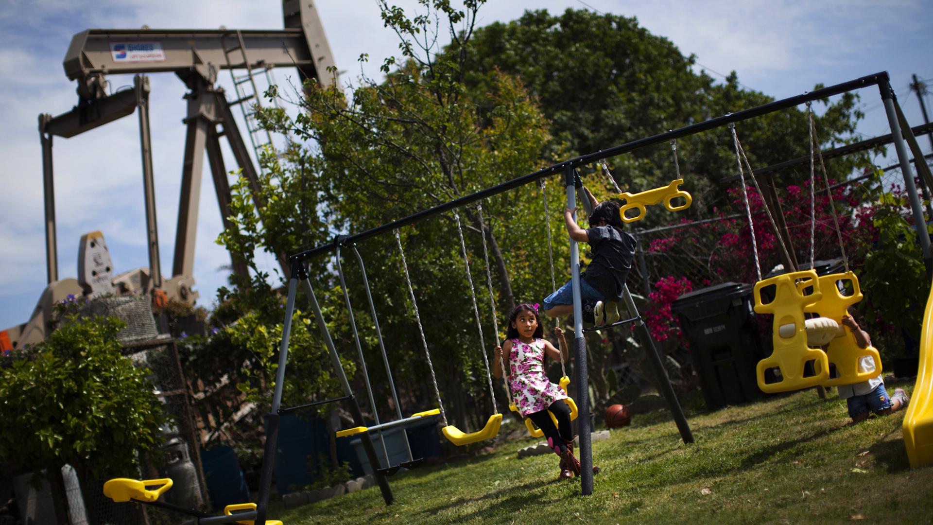 Life with an oil rig in the backyard - Univision