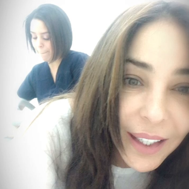 Cinta adhesiva y otros secretos que usa Gelena Solano para lucir así en ...